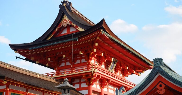 L'avant-toit : clé de voûte de l'architecture